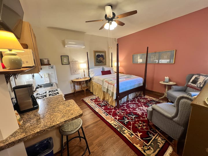 Winnie: Warm & Cozy Studio In The Central West End - Saint-Louis, MO
