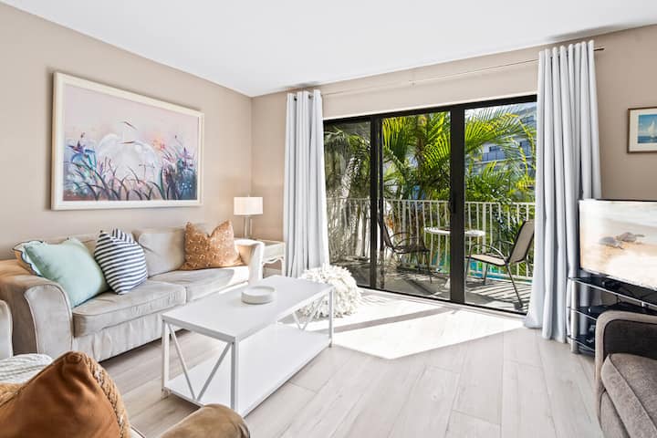 Charming Townhome Retreat: Ideal Vacation Getaway! - Cocoa Beach, FL