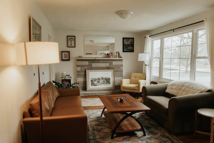 Sleeps 8 | Pet Friendly | Bloomington Bliss - Bloomington