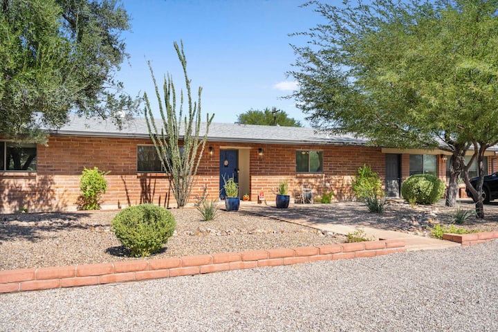 Desert Escape: Hot Tub | Modern Art Vibes | Views - Tucson, AZ