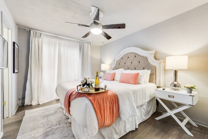Poolside Retreat With Private Patio - Preston Hollow - Dallas