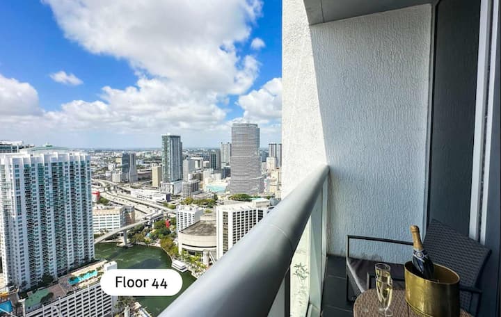 Mvr - Live The Icon Brickell Dream - Miami