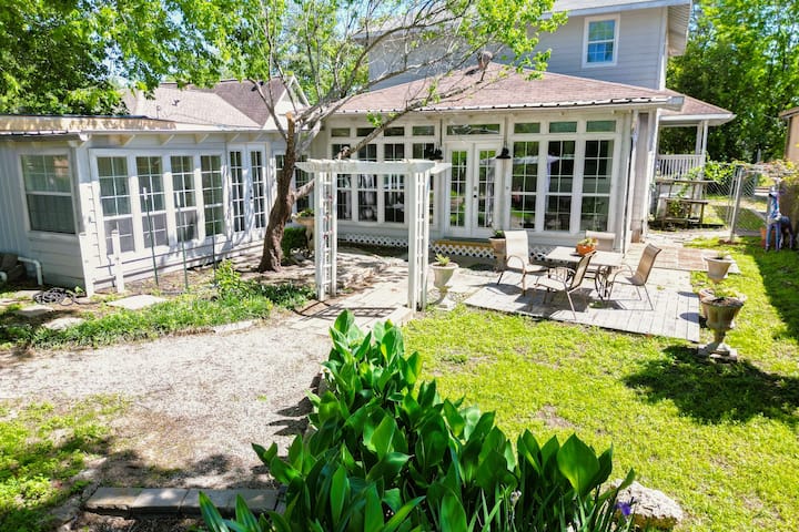 Backyard, Deck & Fire Pit: Conroe Getaway - Conroe, TX