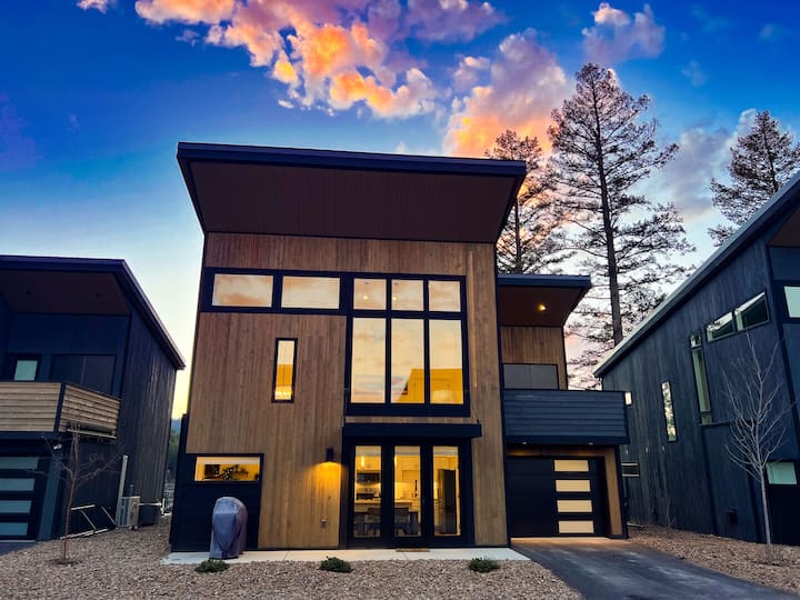 Exceptional | New | Hot Tub & Pool | Sleeps 10! - Whitefish, MT