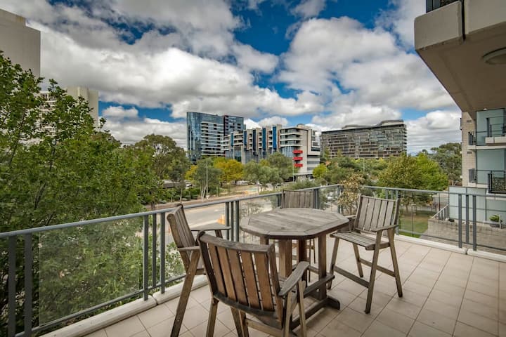 Stylish Canberra Stay -Sauna ,Pool ,Gym,balcony - Canberra