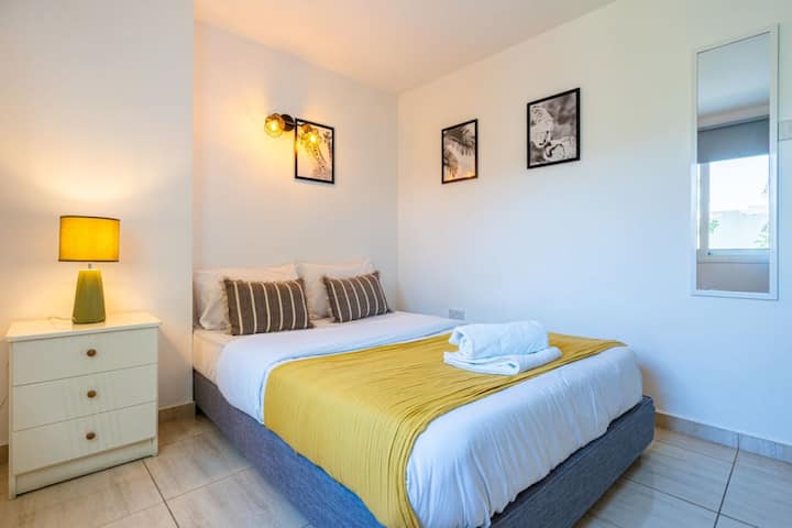 Serena's 2-bedroom Apartment W/ Terrace In Larnaca - Larnaca