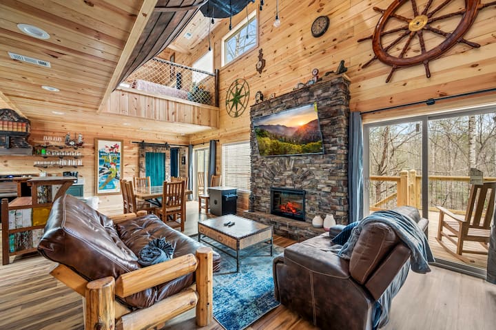 Family-friendly 4bd Cabin! Newly-built + Near Town - Gatlinburg, TN