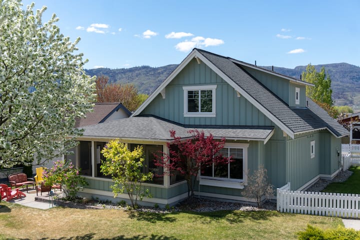 Firerock Hideout - Short Stroll To Everything! - Osoyoos