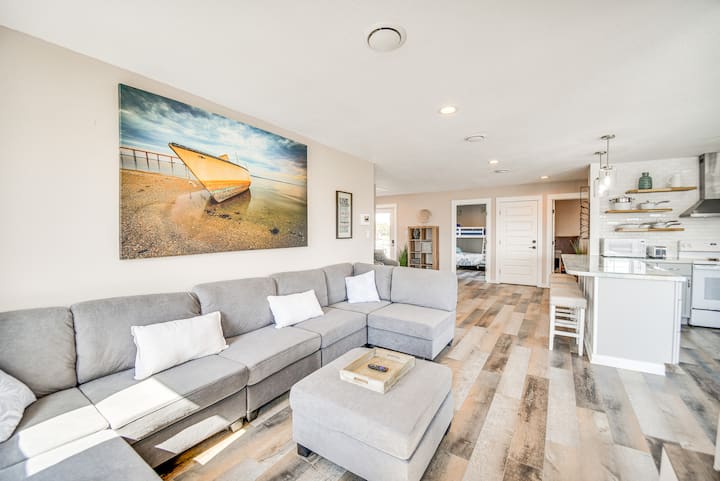 Bright Kitty Hawk Home W/ Hot Tub, Walk To Beach! - Kitty Hawk, NC