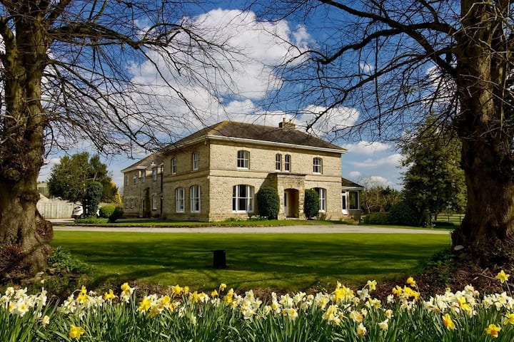 Dog Friendly Manor House - Walltree House - Banbury