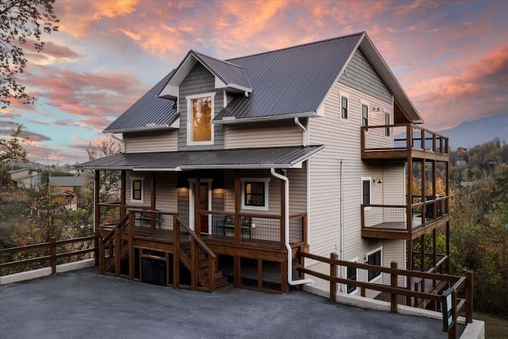Dog-friendly Epic Mtn View Hottub 5 King Bed - Gatlinburg, TN