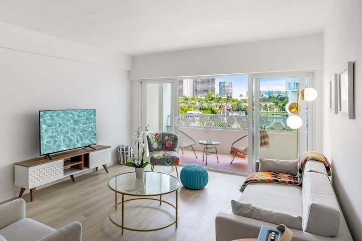 Elegant 1br: Balcony & Stunning Views - Surfside