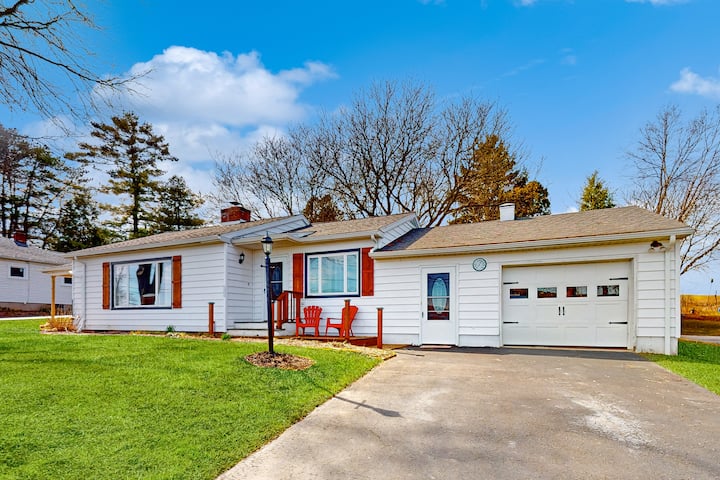 Lakefront 4br W/ Stunning Views, Dock & Porch - Owasco Lake, NY