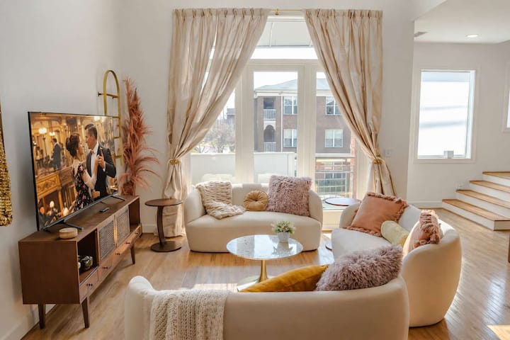 Stylish Groovy Condo Minutes From Churchill Downs - Louisville, KY