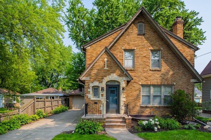 -Brick House Charm - 4 Bedroom, 2.5 Bath - Appleton, WI