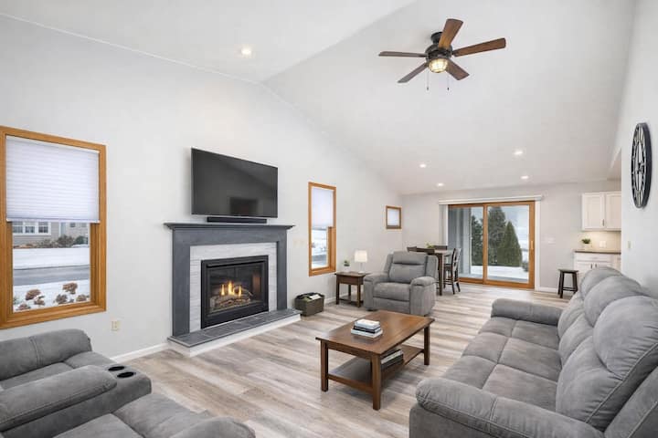 Modern Townhouse - Patio & Parking, Near Downtown! - Appleton, WI