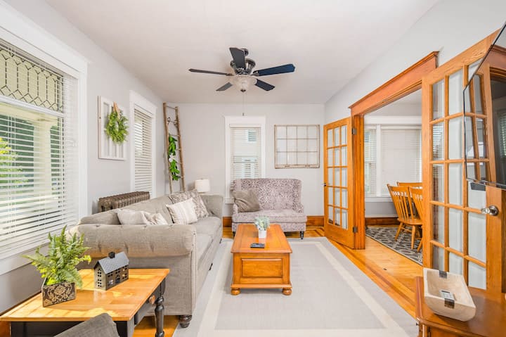 -Spacious Downtown Character Home 4 Bedroom 3 Bath - Appleton, WI