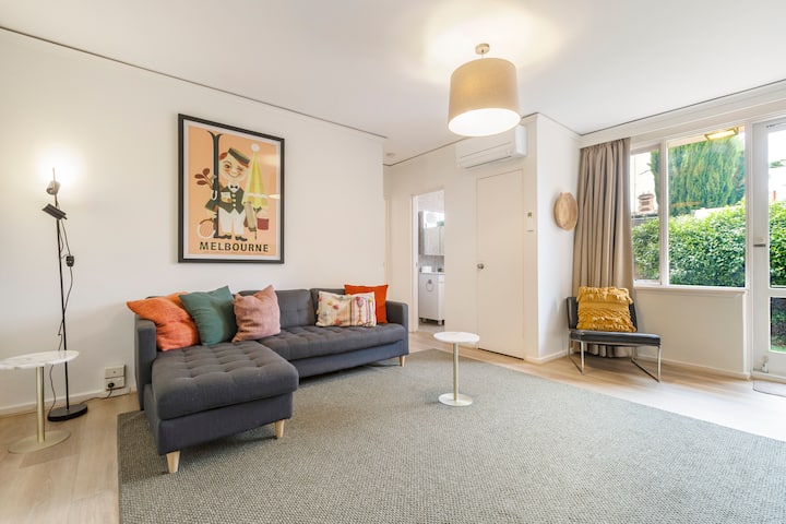 Urban Retro—experience Vibrant Courtyard Charm - Saint Kilda