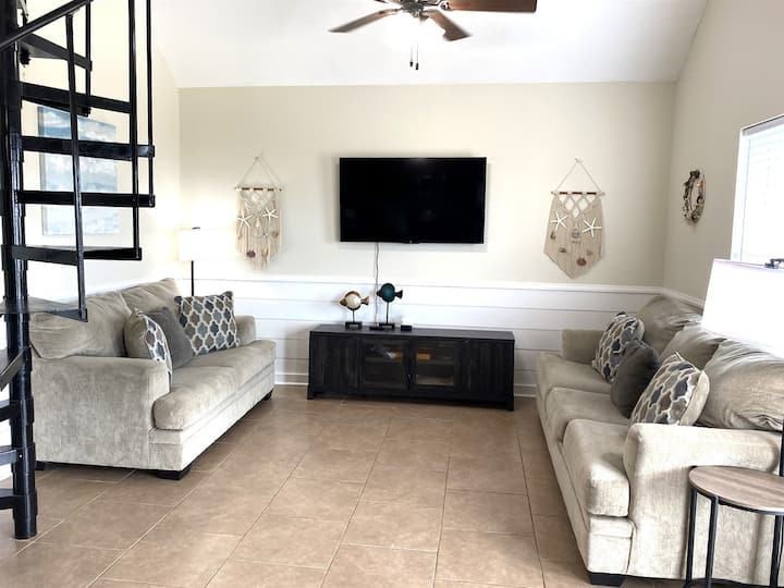 Blue Water Villa A - Easy Beach Access - Grand Isle, LA