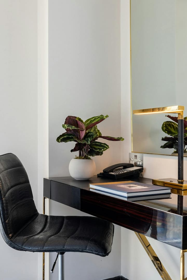 Spot-on Location For Seeing The Sights - 런던