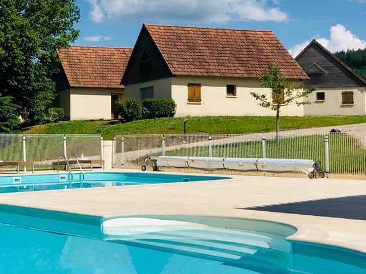Gite Dans Un Petit Parc Avec Piscine Dans Le Lot - Lot