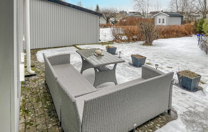 Beautiful Home In öRebro With Kitchen - Örebro