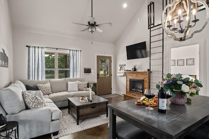 Hot Tub, Electric Fireplace, Ev Charger! - Signor Vineyards, Fredericksburg