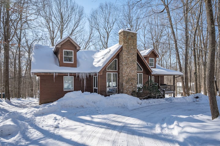 Woodsy Escape W/ Porch, Games & Fireplace - Deep Creek Lake, MD