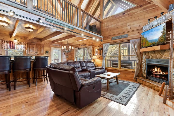 1mi From Parkway ~ Hot Tub ~ Pool ~ Games ~ Hi-spe - Pigeon Forge, TN