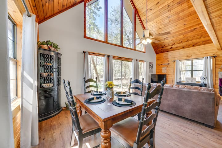 Cabin W/ Private Hot Tub: 2 Mi To Broken Bow Lake! - Broken Bow, OK