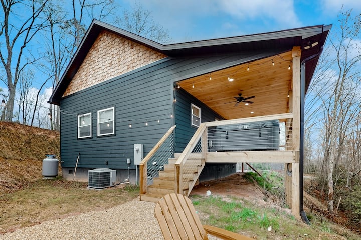 2br Mountain-view Dog-friendly Cabin W/ Hot Tub - Whittier, NC