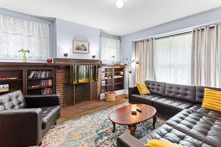 Enjoy Quiet Luxury Near Downtown - Detroit, MI