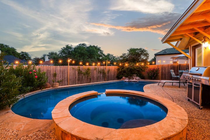 Luxurious Oasis W/ Serene Pool, Games & Fire Pit - San Antonio, TX