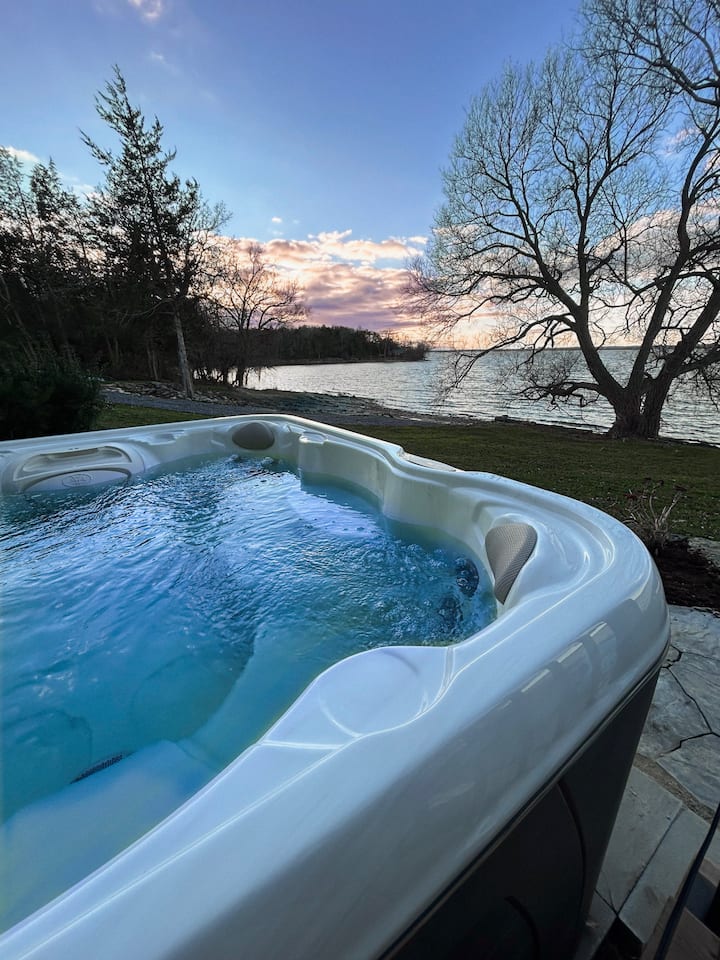 Boutique Suites In Pec With Hot Tub - Prince Edward