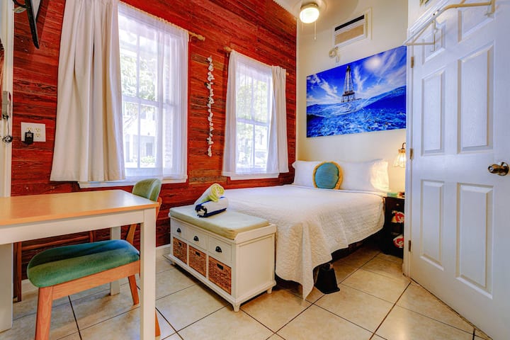 J Ferrara - Updated Studio, Pool, Walk To Duval St - Key West, FL