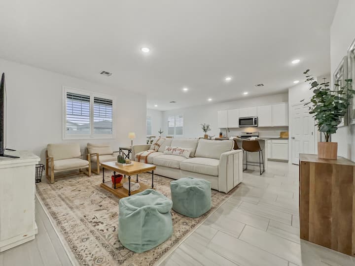 3 Bed, Sleeps 8! Discount!. Heated Community Pool. - Queen Creek, AZ