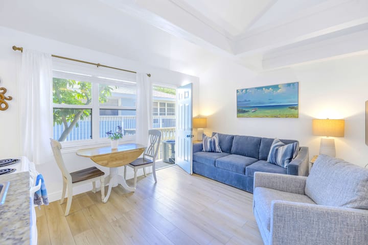 Gertrude Siesta |1 Min Walk To Beach, Near Dining! - Siesta Key, FL