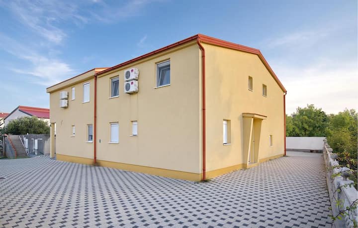 Nice Apartment In Starigrad Paklenica - Stari Grad
