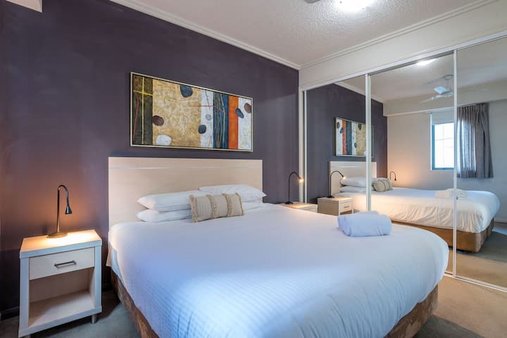 Skyline Sanctuary 1br Apartment With River Views - Balmoral