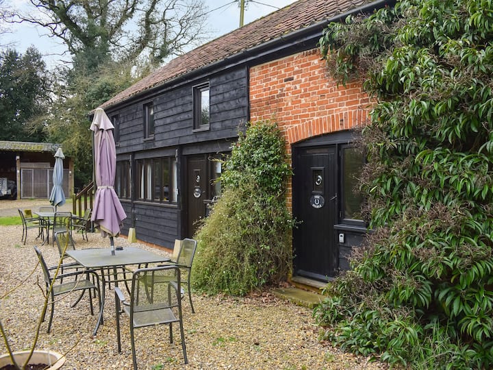 Uk46716 - The Stable - Holt