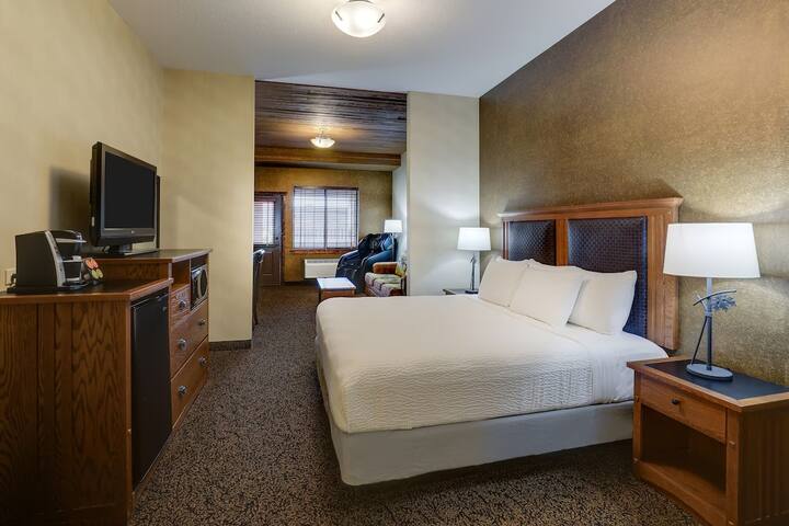 Cozy Lodge Ambiance With Themed Amenities - Sioux City, IA