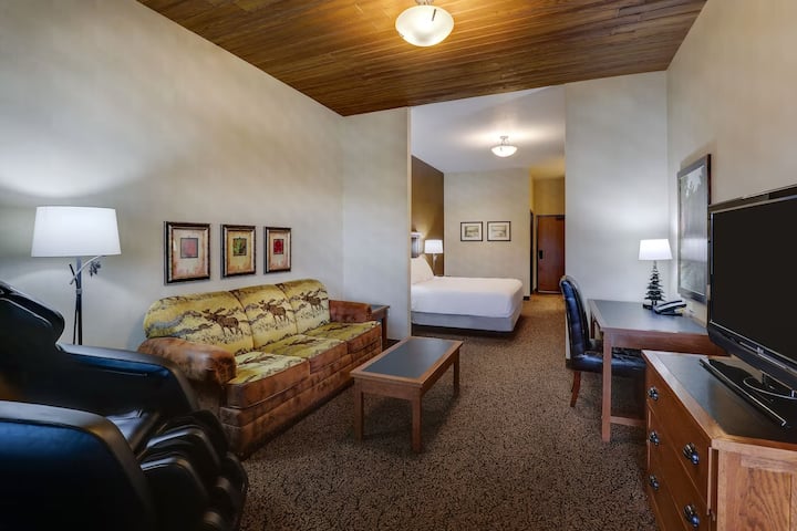 Expanded King, Whirlpool, Stoney Creek, Parking - Sioux City, IA