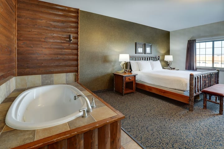 Expanded King, Whirlpool, Stoney Creek, Parking - Sioux City, IA