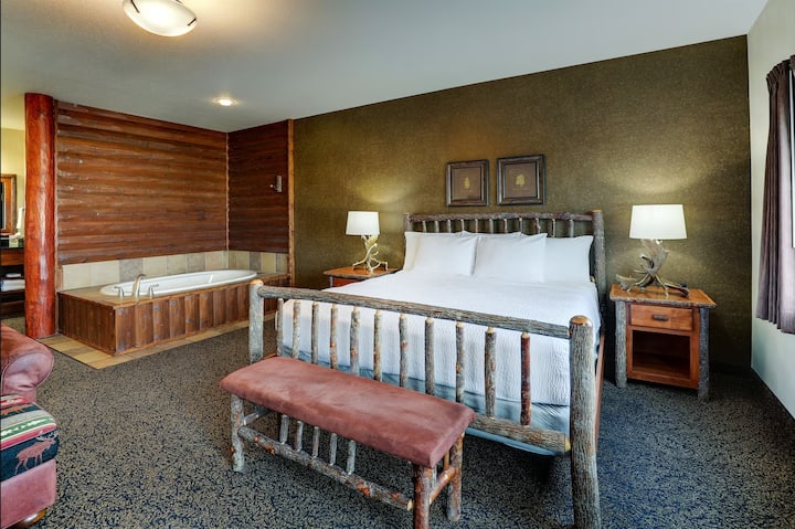 Expanded King, Whirlpool, Stoney Creek, Parking - Sioux City, IA