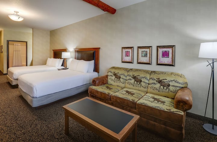 Sioux City Delight: Cosy Wild West Themed Flats - Sioux City, IA