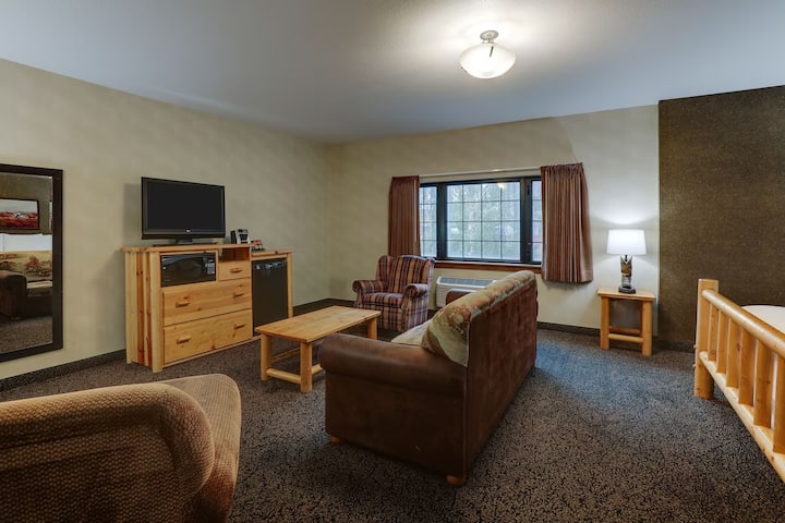 Sioux City Adventure Base With Breakfast | 2 Units - Sioux City, IA