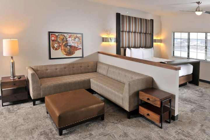 Your Away From Home! Free Parking, Pets Allowed - Independence, MO