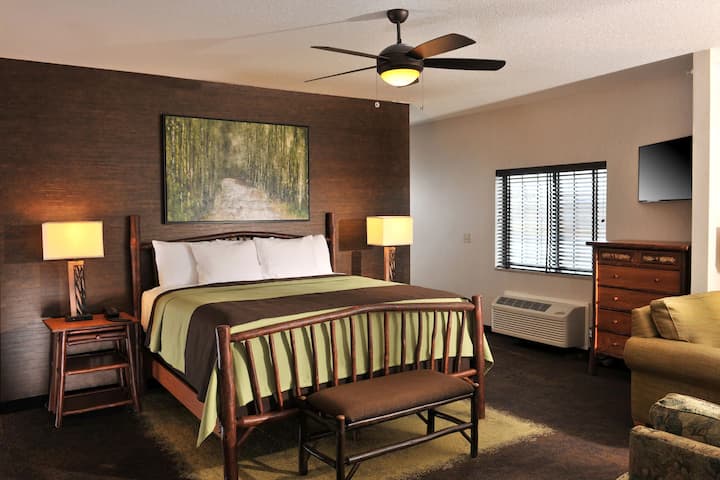 Explore Kansas City: Lodge-like Style With Parking - Independence, MO