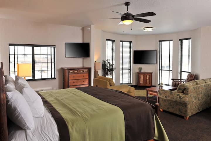 Junior Theme Suite, Whirlpool, Living Room Area - Independence, MO