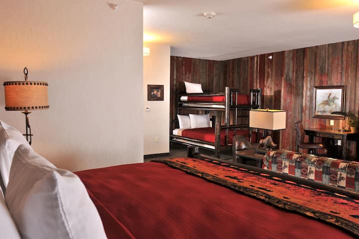 Romantic Getaway: King Rooms & Wine Bar Scene - Independence, MO